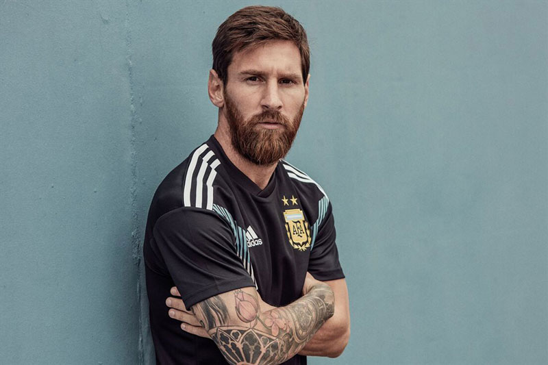 Con Messi como modelo se presentó una inédita camiseta negra – M24Digital