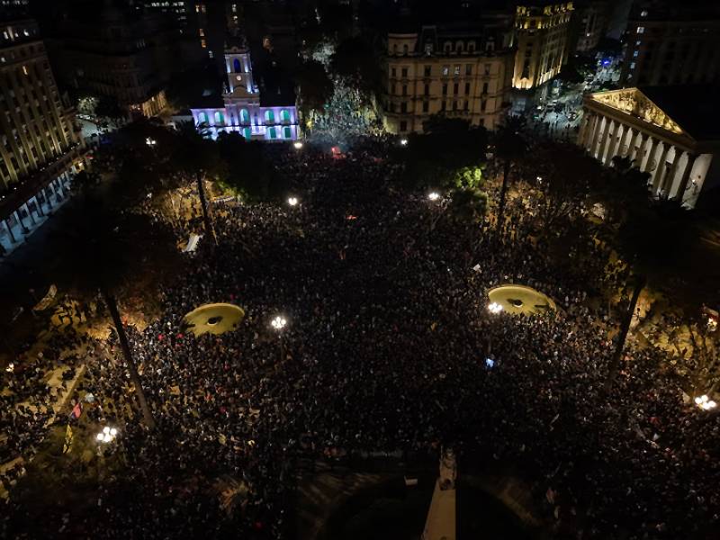 Miles de fanáticos despidieron al Indio Solari en Plaza de Mayo ...